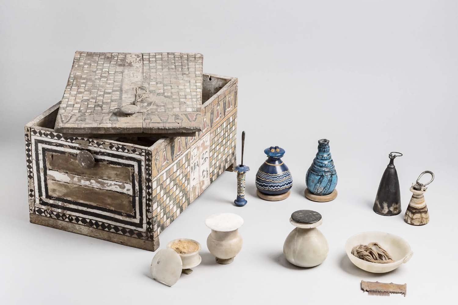 Bottled Histories: Uncovering the Invention of Perfumes – Fragrance5ml